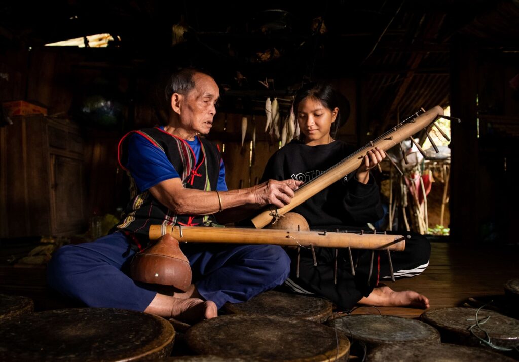 Tapping instruments – Vietnamese traditional music - Vietnam Travel Online