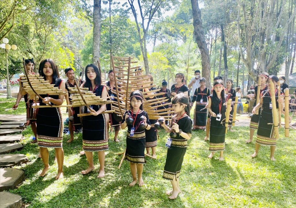 Tapping instruments – Vietnamese traditional music - Vietnam Travel Online