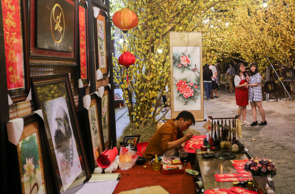 Hanoi: Tet Holiday On Ong Do (Vietnamese Calligrapher) Streets in Hanoi ...